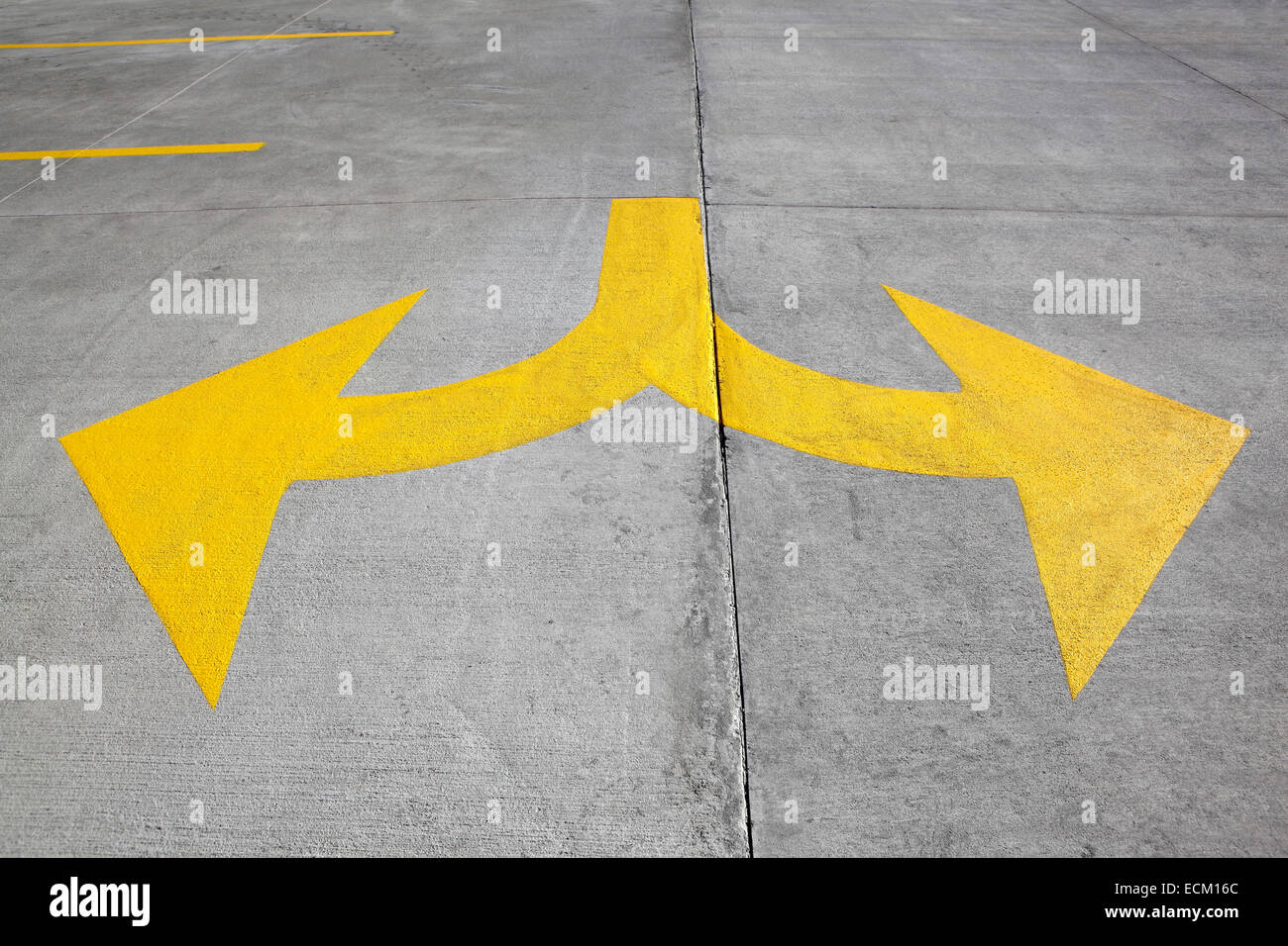 Yellow sign pointing left hi-res stock photography and images - Alamy
