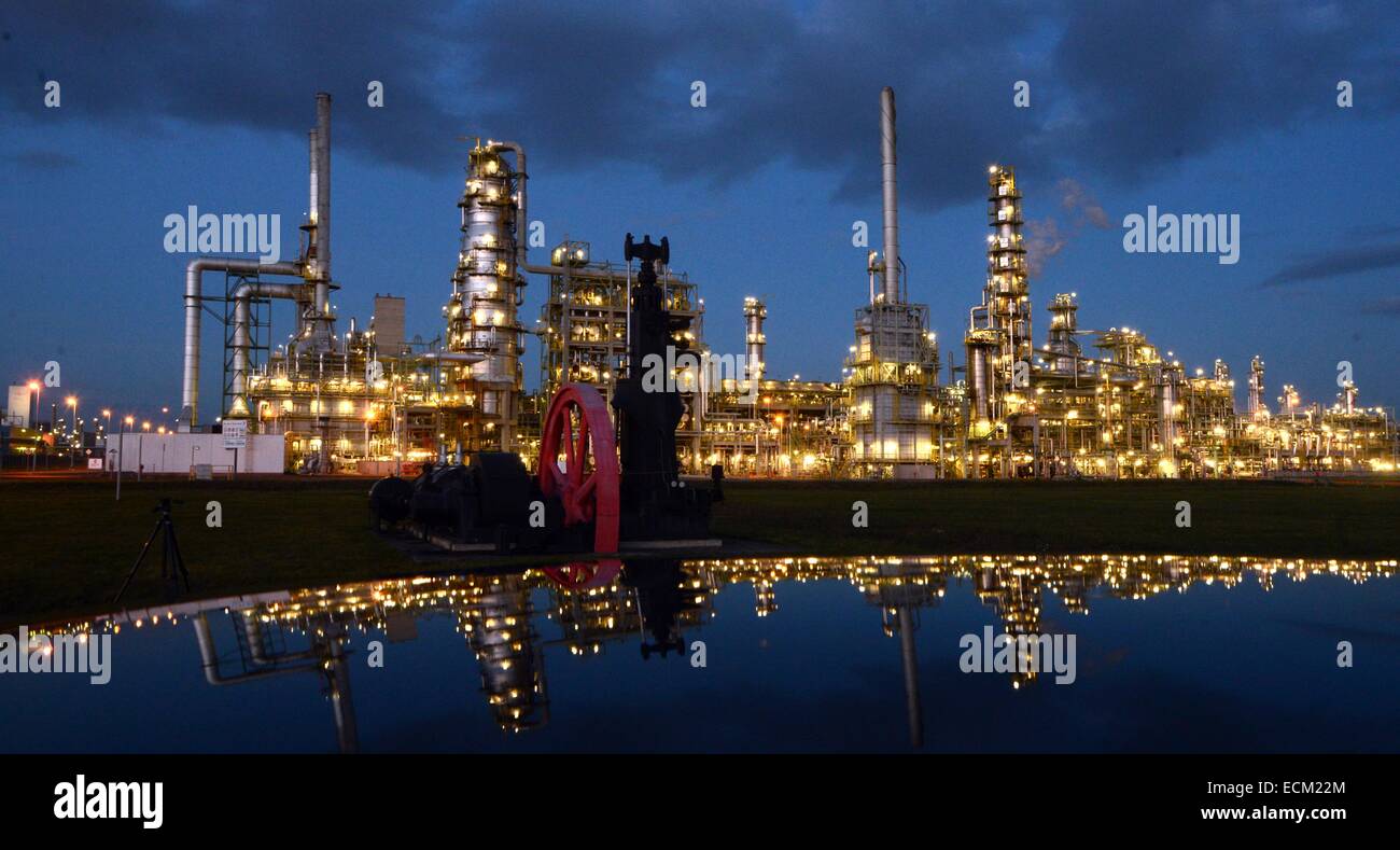Leuna, Saxony-Anhalt, Germany. 8th Dec, 2014. The TOTAL refinery in ...