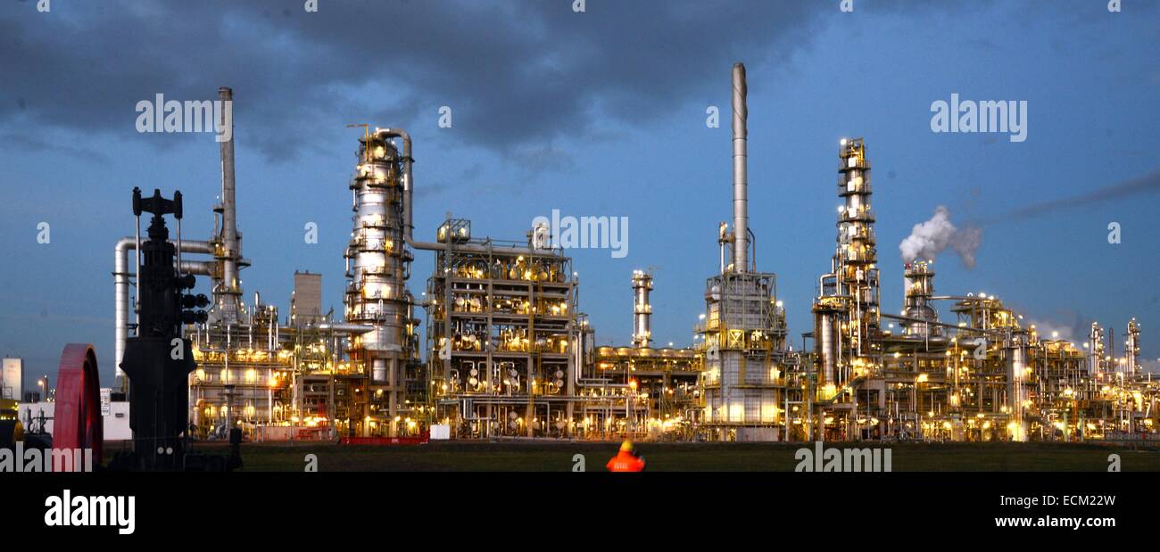 Leuna, Saxony-Anhalt, Germany. 8th Dec, 2014. The TOTAL refinery in ...