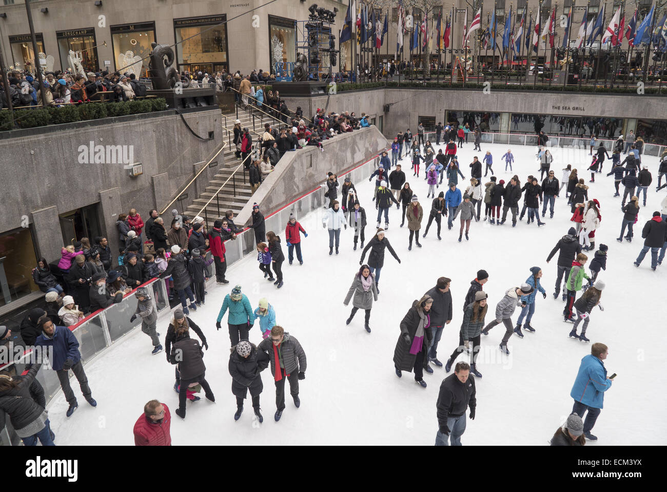 Skaters in rockefeller center hi-res stock photography and images - Alamy
