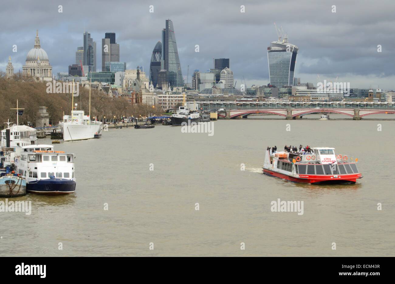 Waterloo bridge overcast weather hi-res stock photography and images ...