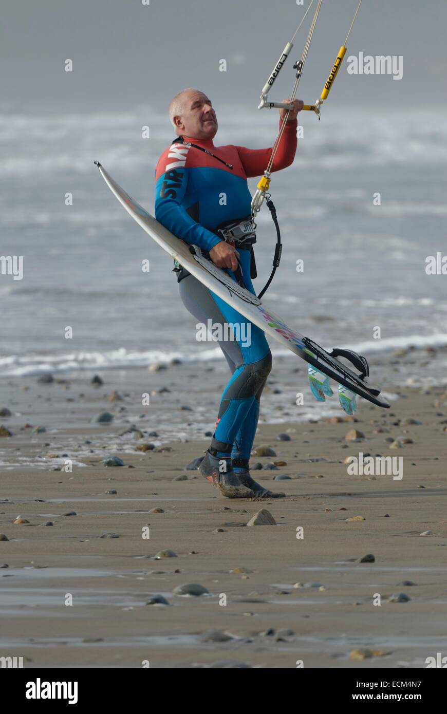 Kitesurfing :Walking the kite down to the sea in a good breeze at Porth ...