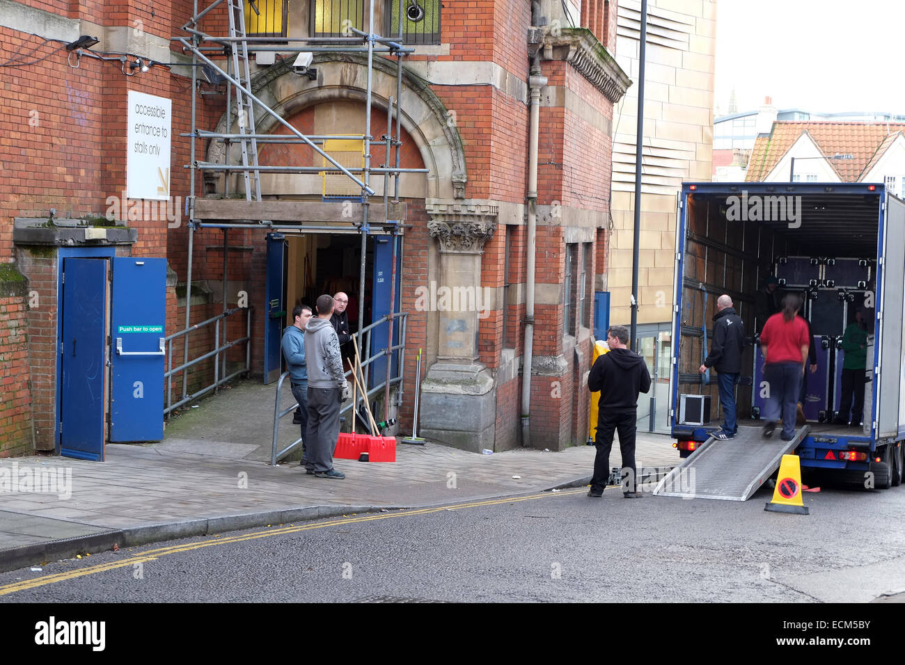 Roadies loading hi-res stock photography and images - Alamy