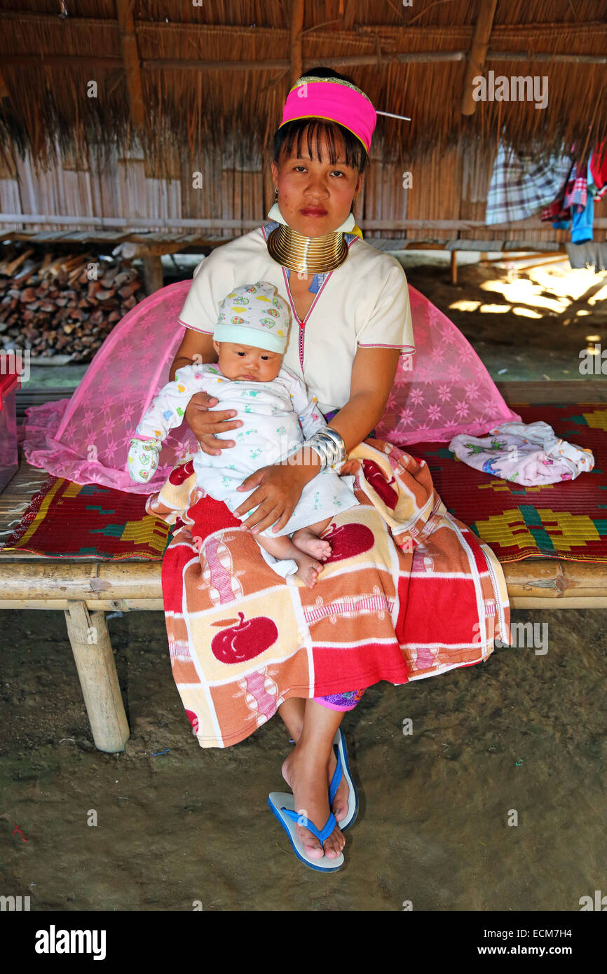 Giraffe women wearing brass rings on their necks in the Long Necked ...