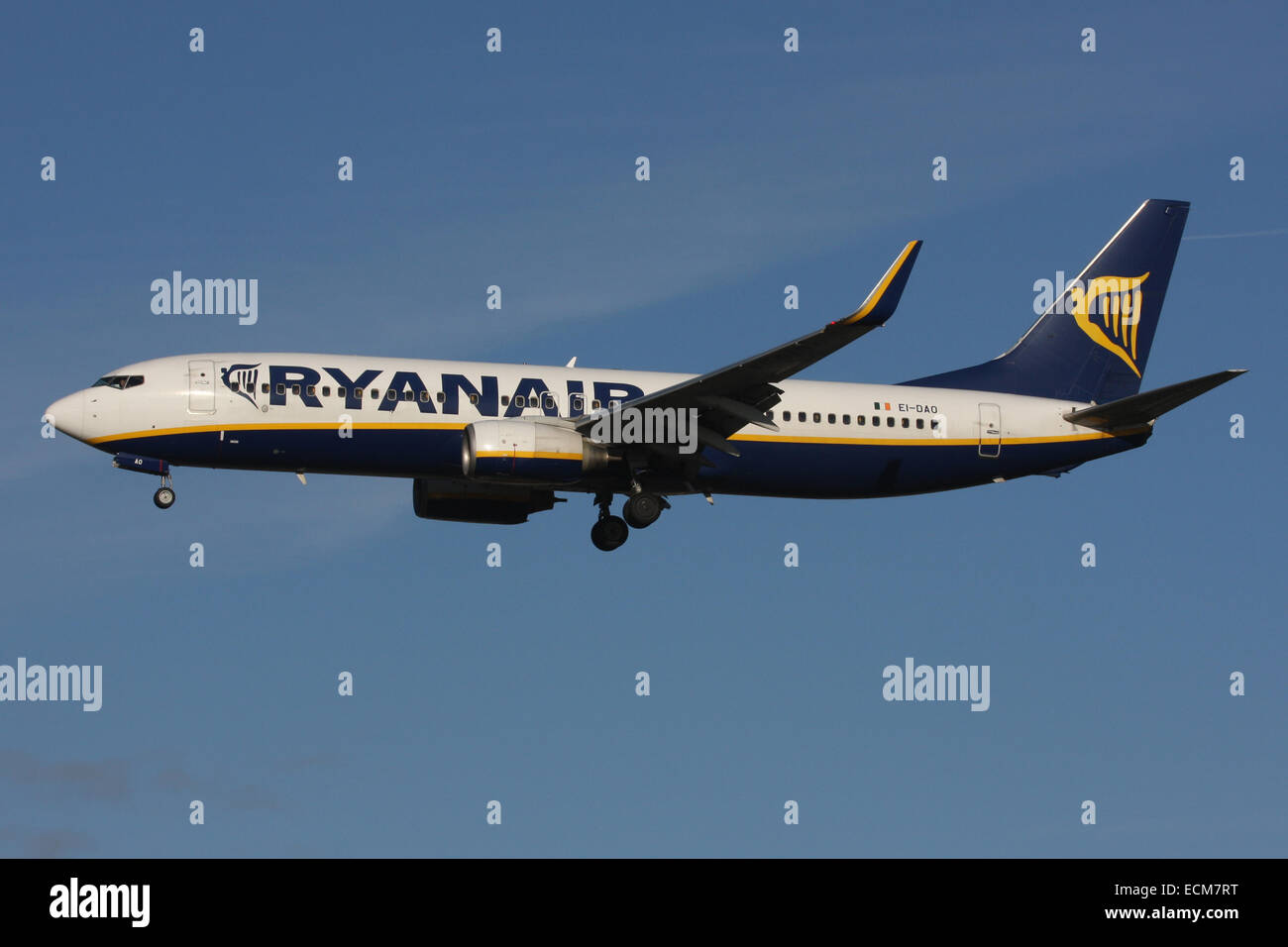 737 ryanair hi-res stock photography and images - Alamy