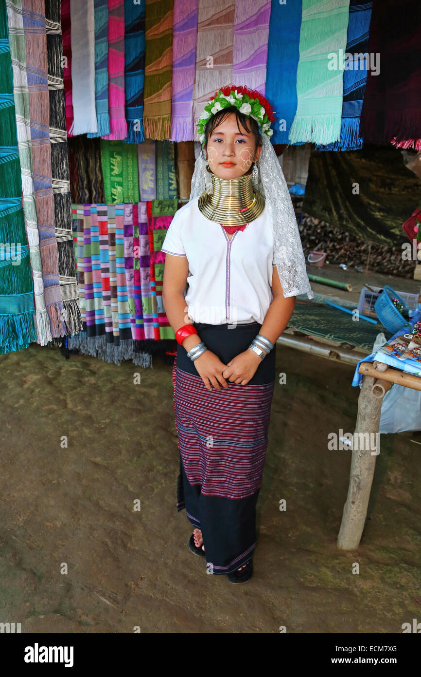 Giraffe women wearing brass rings on their necks in the Long Necked ...