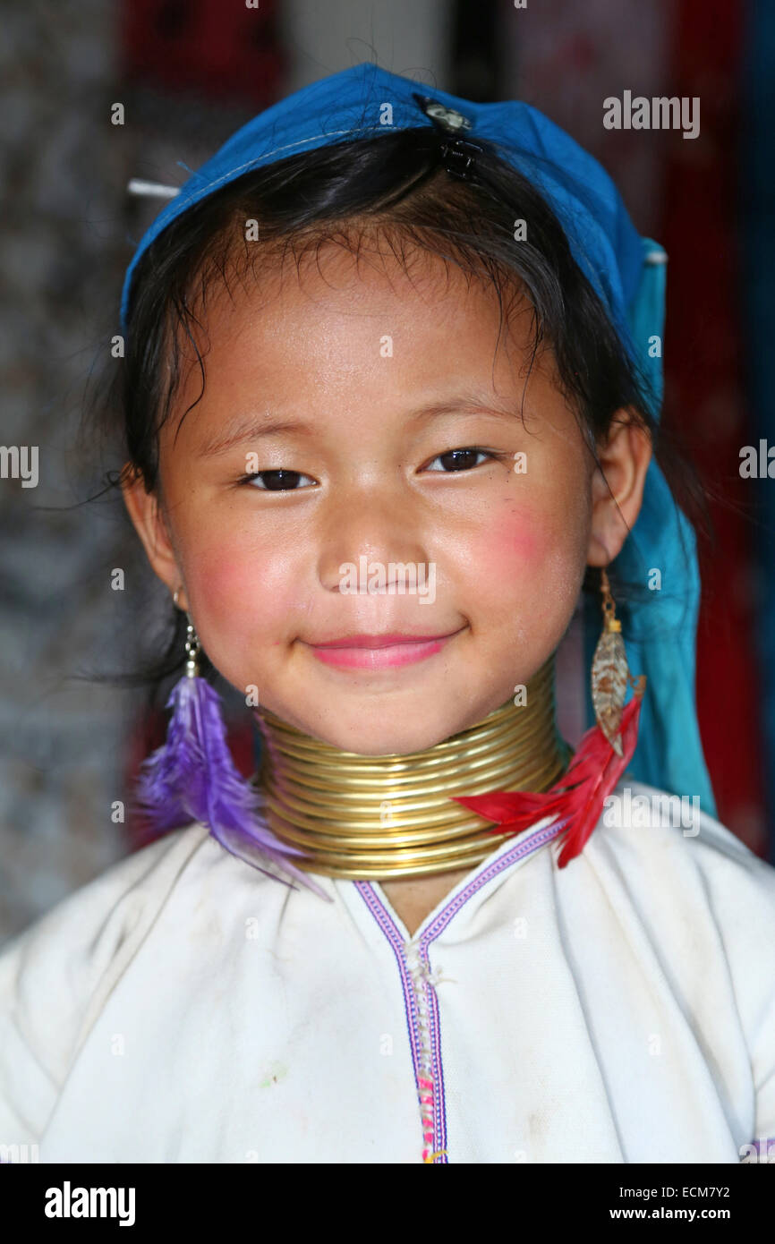 Giraffe women wearing brass rings on their necks in the Long Necked ...