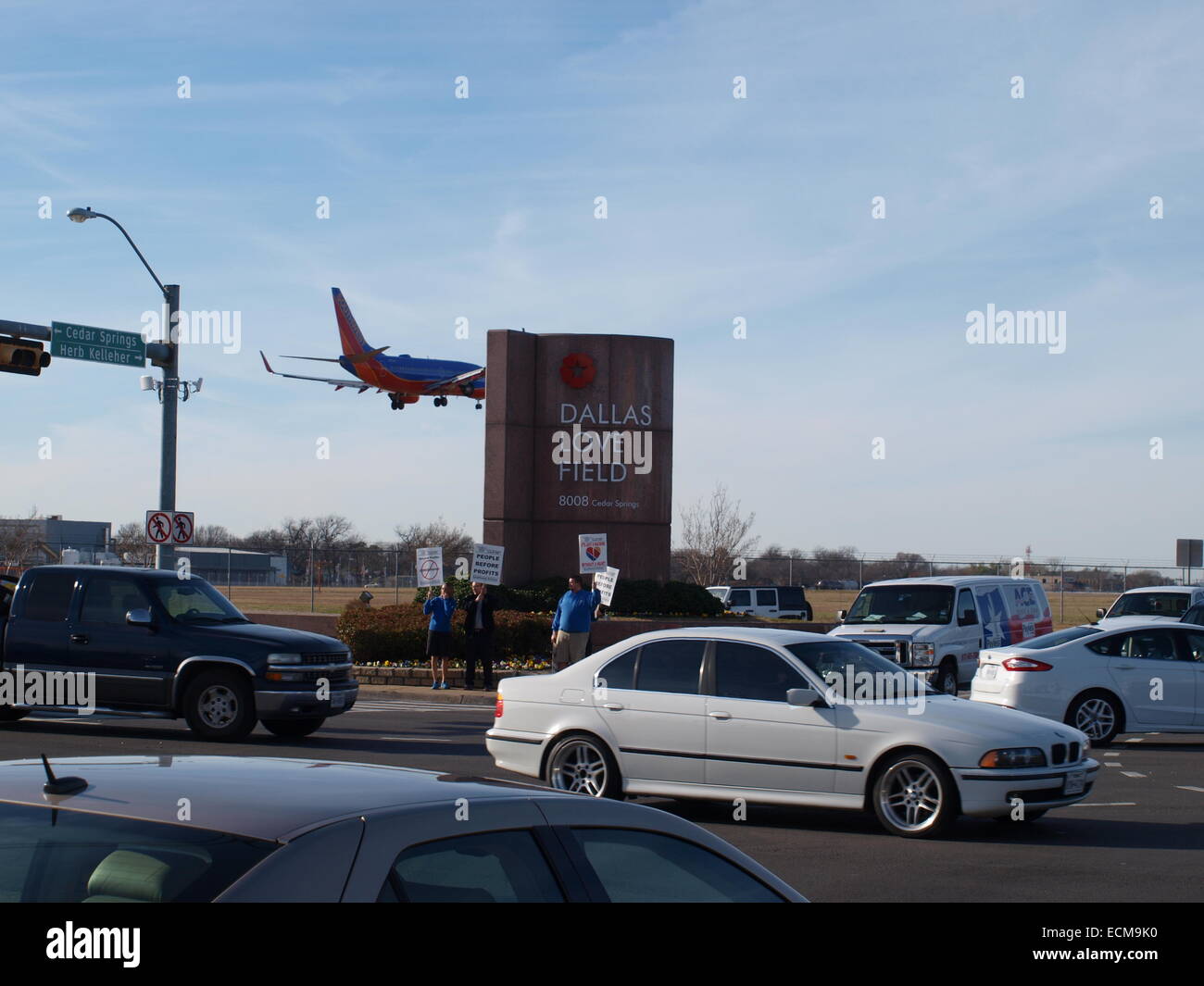 American airlines operations center hi-res stock photography and images ...