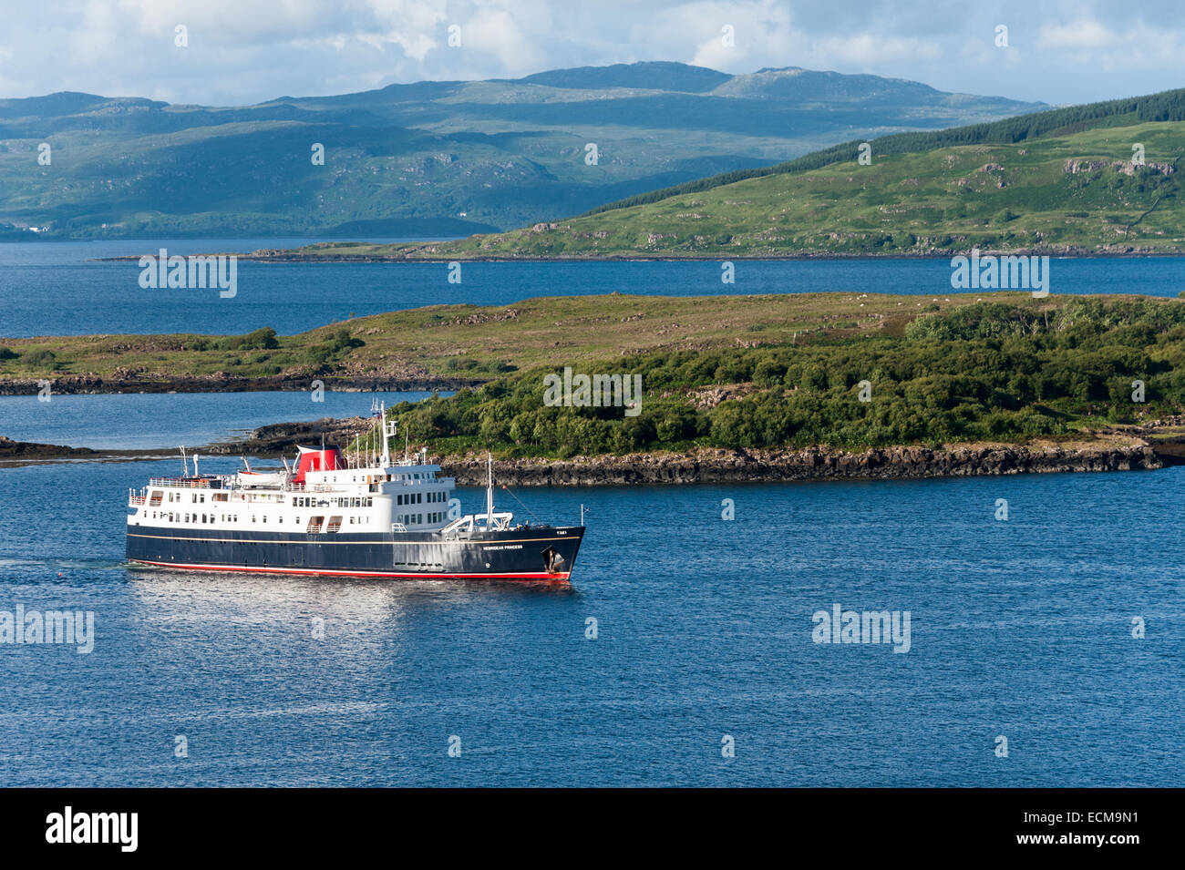 Cruise ship Hebridean Princess approaches a mooring near Tobermory on ...