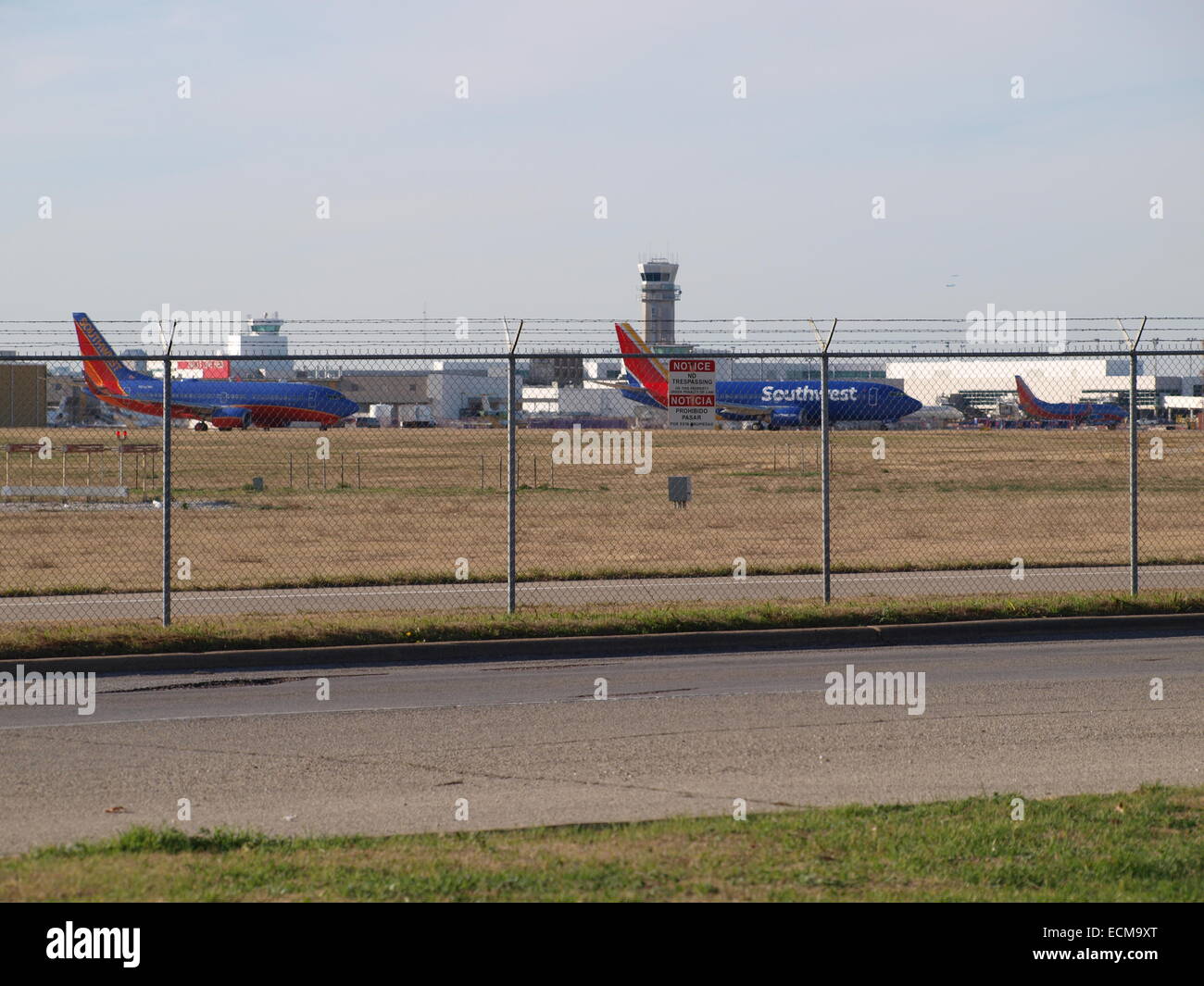 American airlines operations center hi-res stock photography and images ...