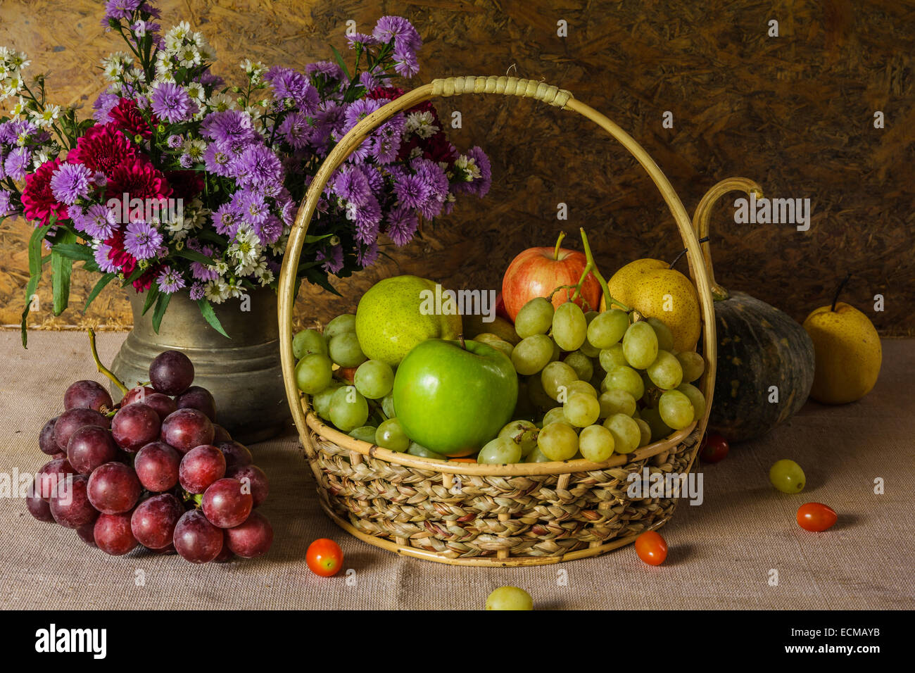 Fruit baskets hi-res stock photography and images - Alamy