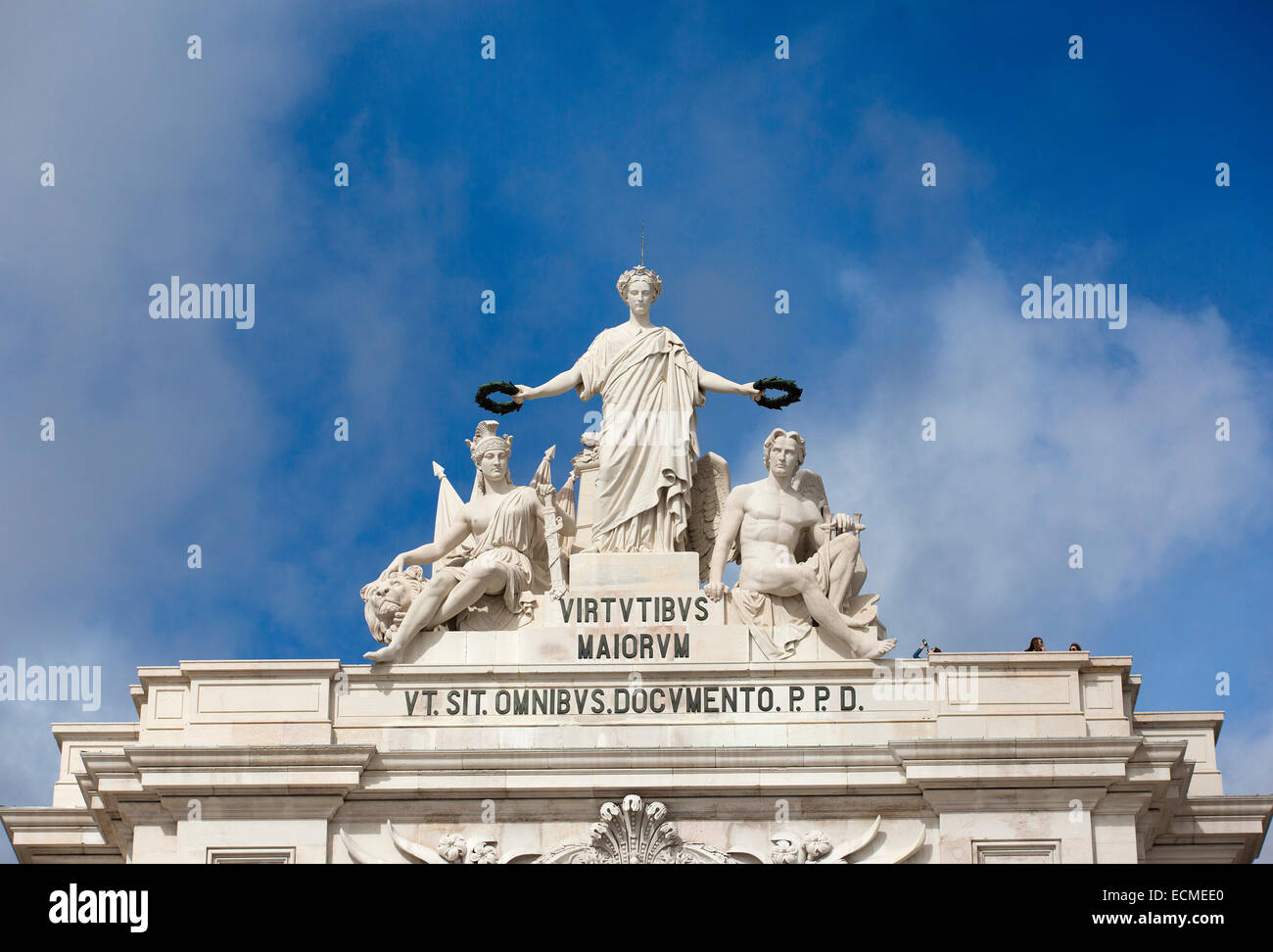Three statues on triumphal arch hi-res stock photography and images - Alamy