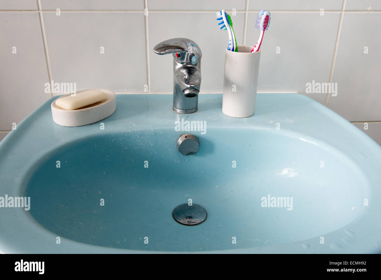 dirty bathroom sink with toothbrushes Stock Photo - Alamy