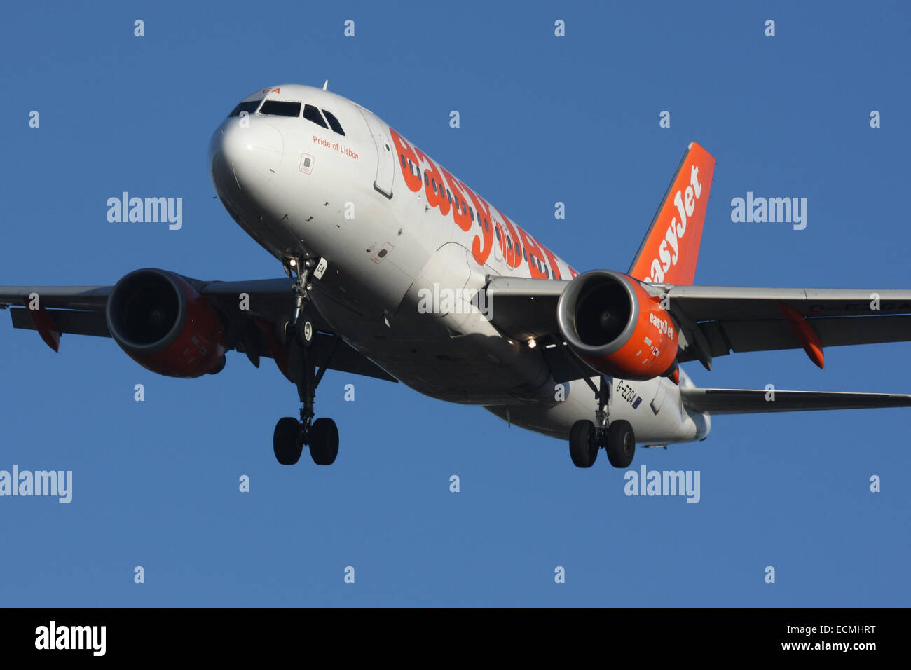 Easyjet airbus a319 a320 hi-res stock photography and images - Alamy