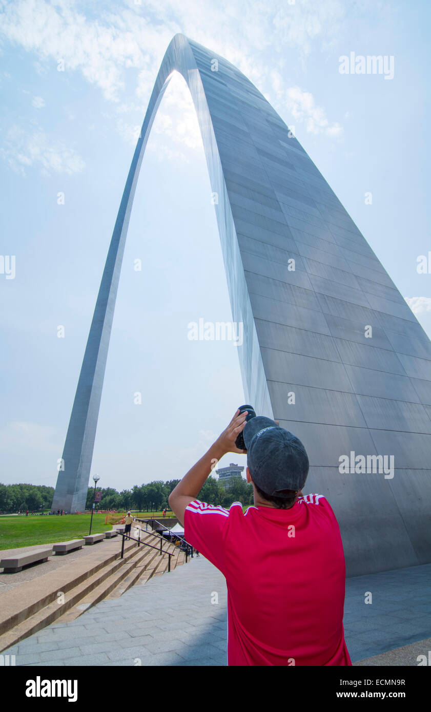 St Louis Missouri The Gateway Arch or St Louis Arch 630 feet high built ...