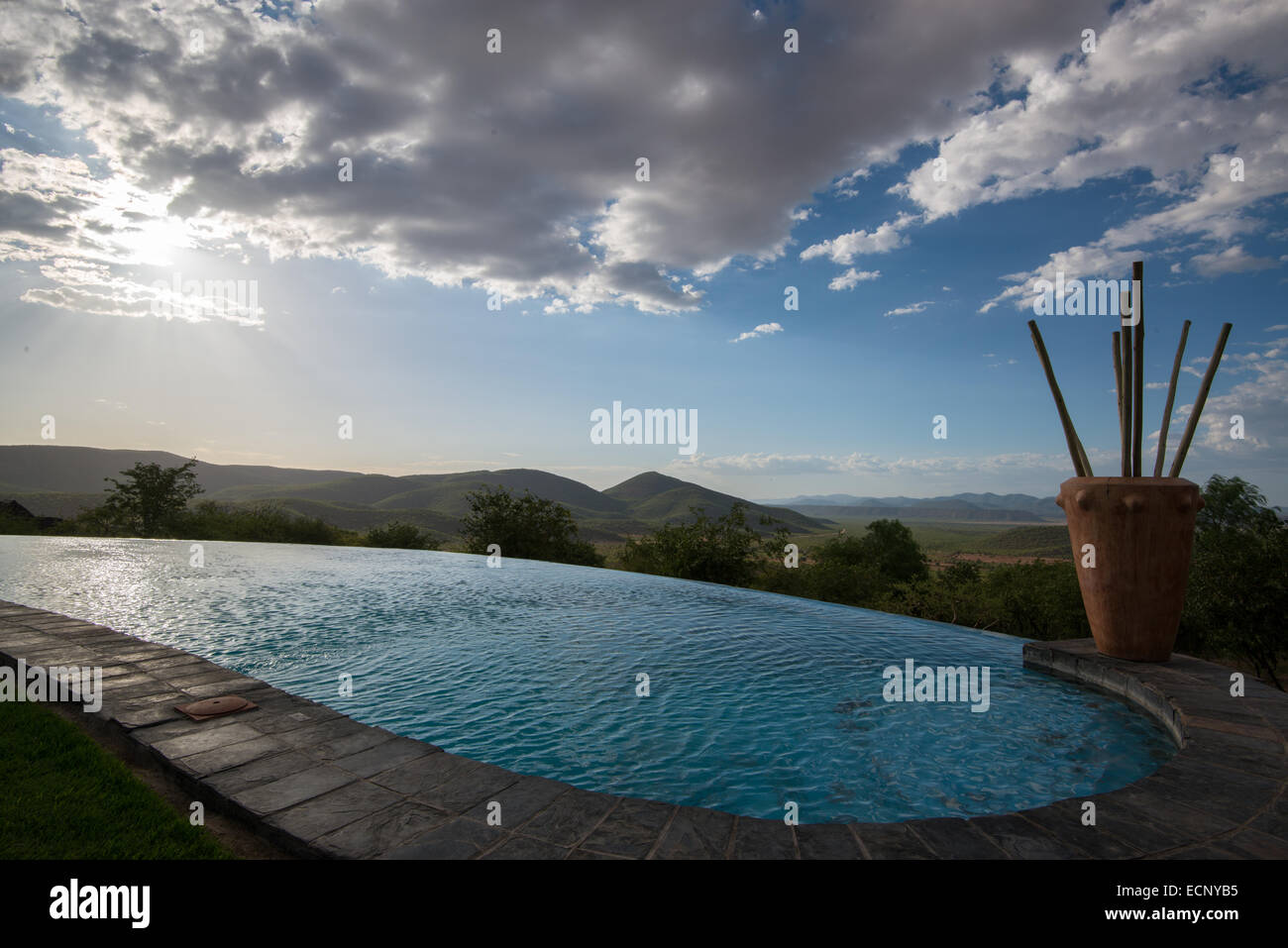 Outdoor infinity pool hi-res stock photography and images - Alamy