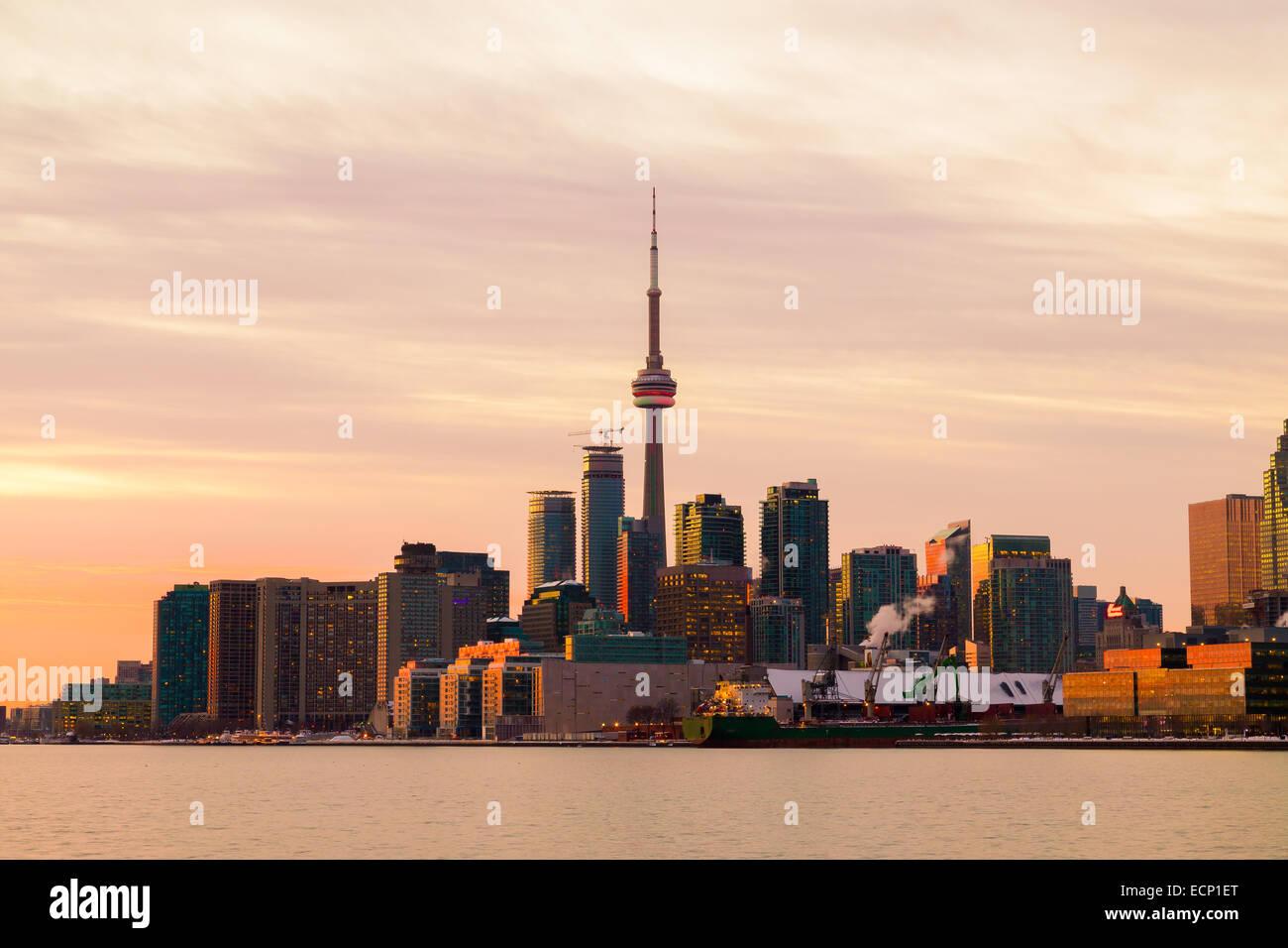 Toronto skyline cityscape dusk canada hi-res stock photography and ...