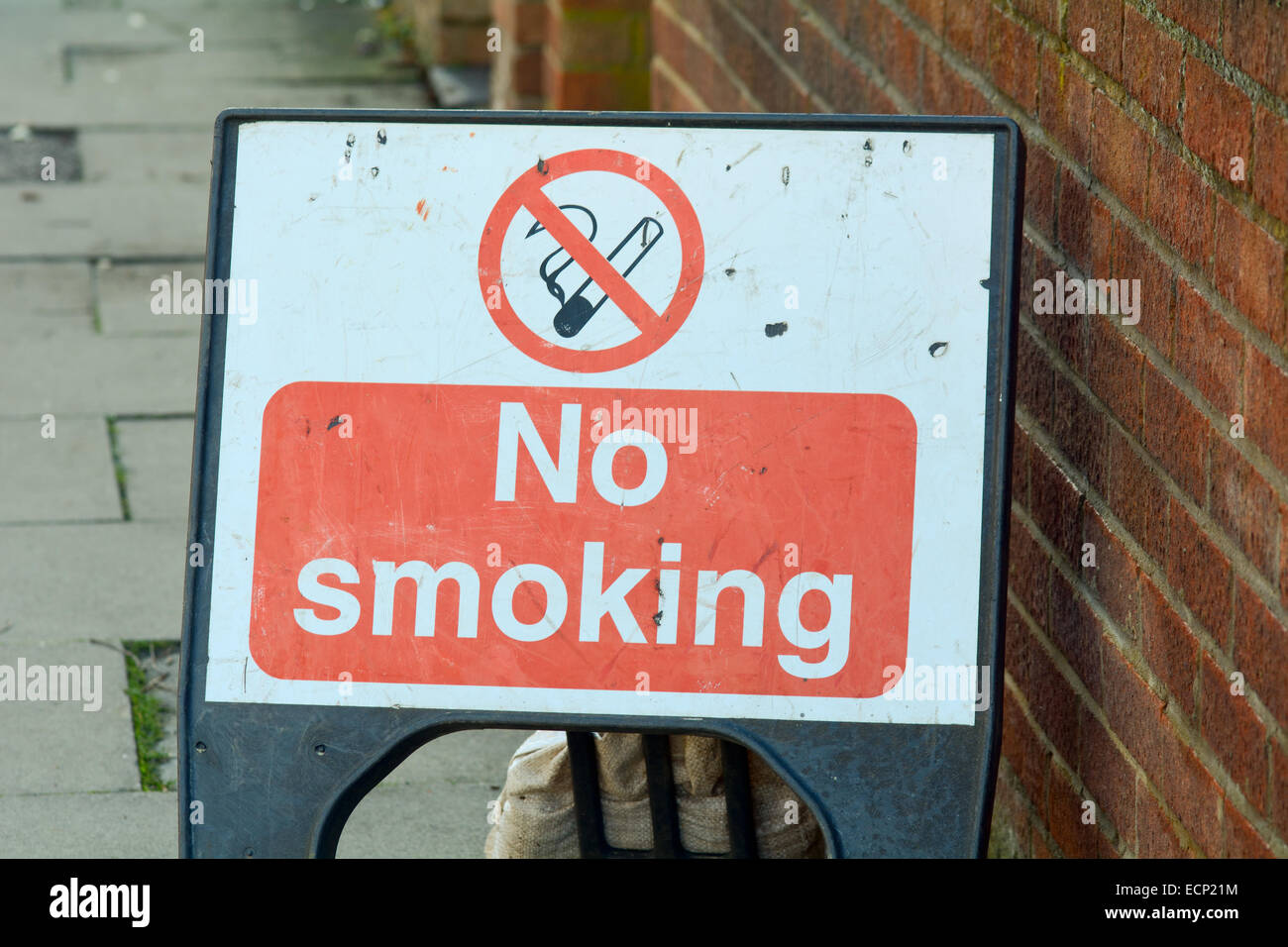 Smoking area sign color hi-res stock photography and images - Alamy