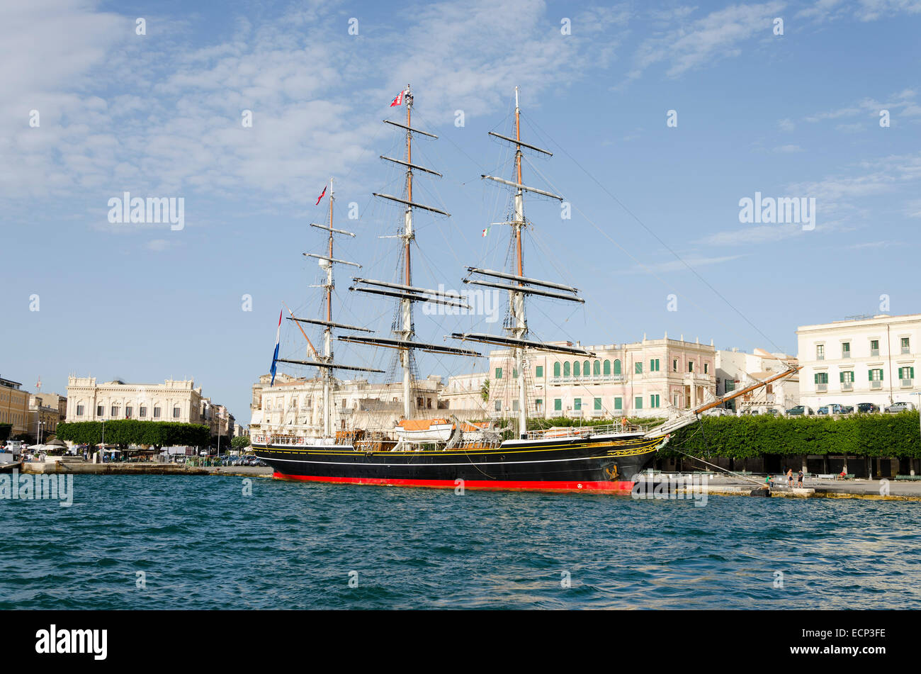 Three masted sailing ship hi-res stock photography and images - Alamy
