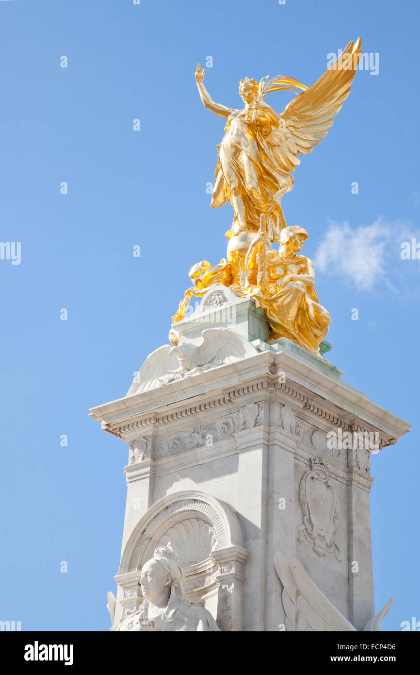 Architecture of Queen Victoria Memorial Statue at Buckingham Palace ...