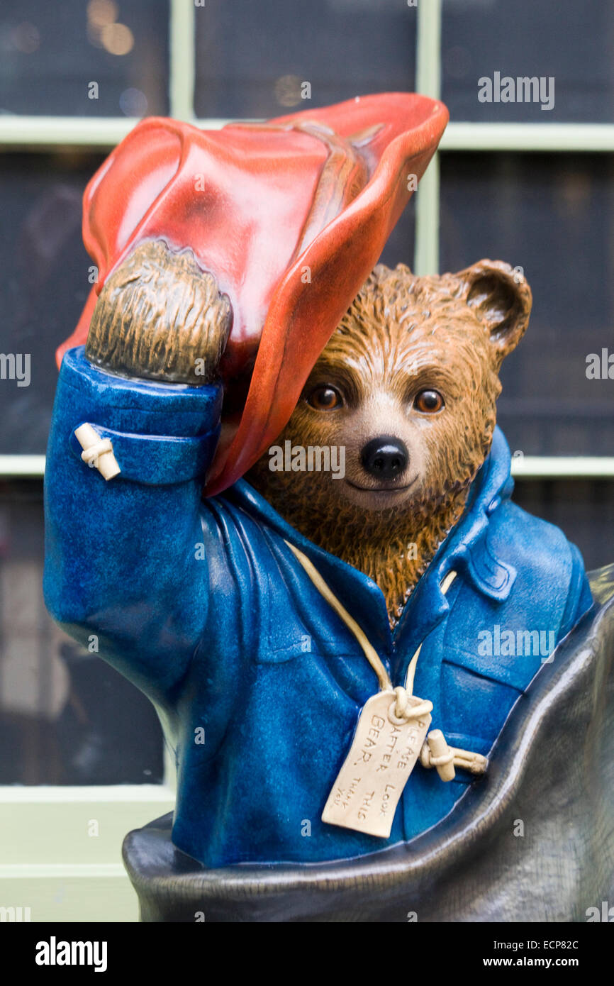 Statue paddington bear paddington railway hi-res stock photography and ...