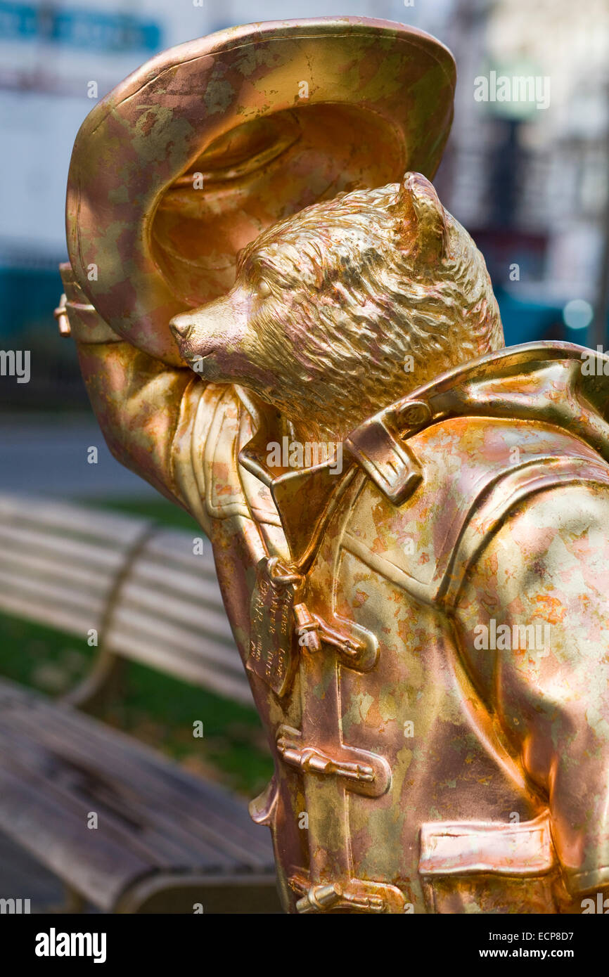 Paddington bear statue paddington station hi-res stock photography and ...