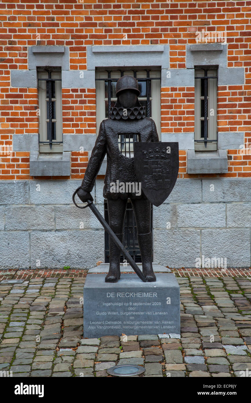 Knight figure, monument, in front of Kastel Reckheim Stock Photo - Alamy