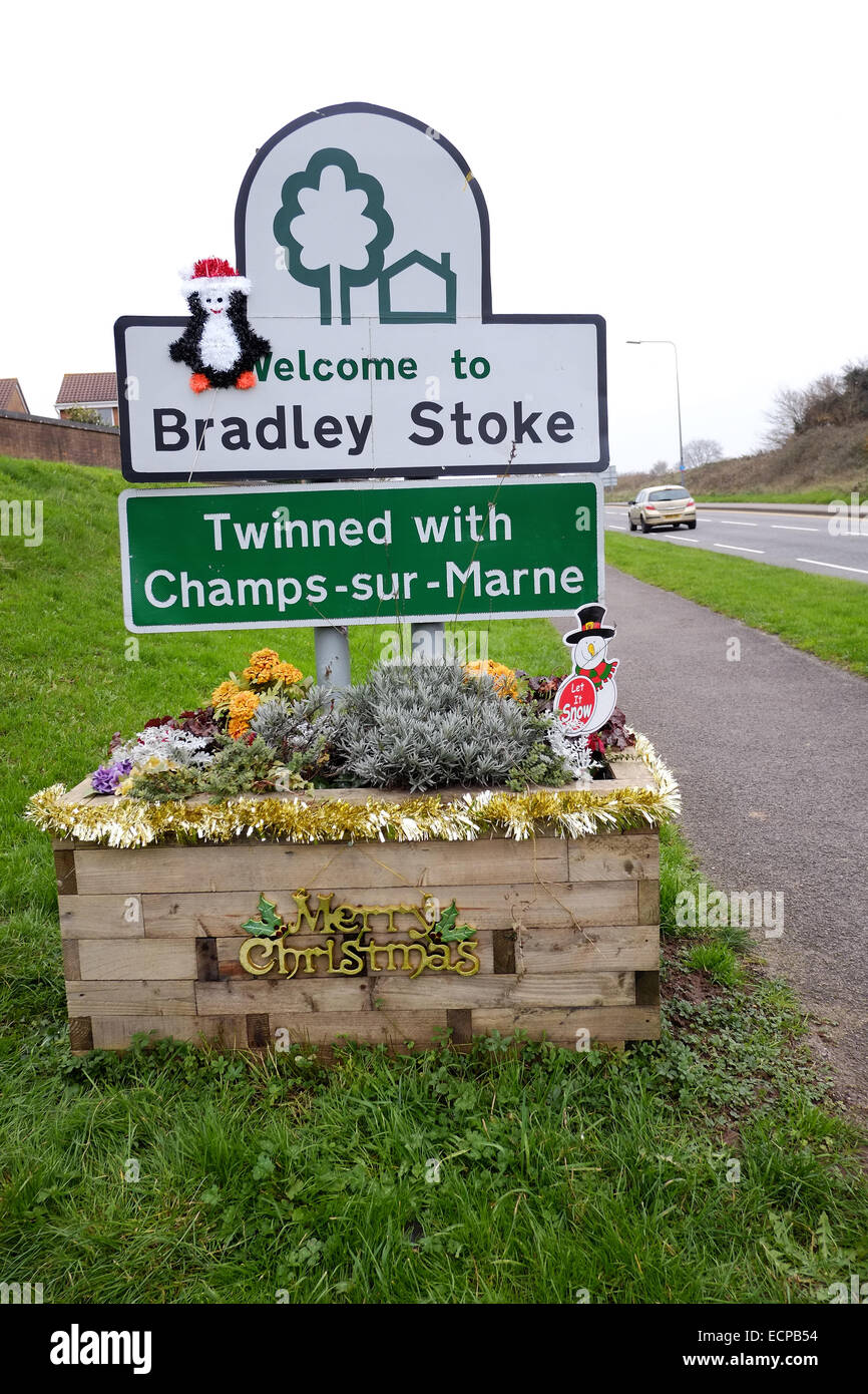 The Christmas decorated Welcome to Bradley Stoke sign. 4th December ...