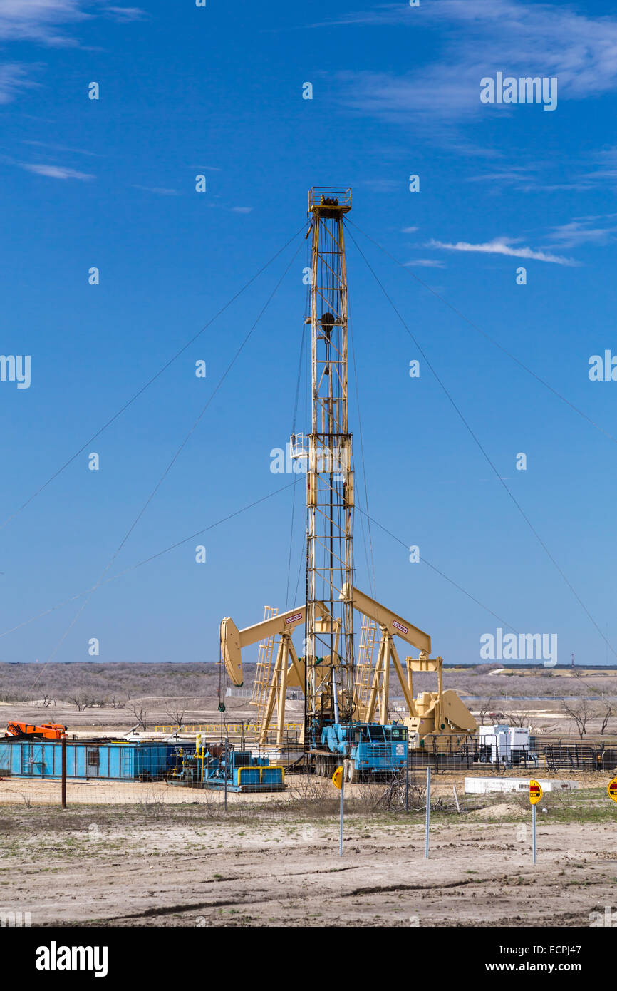 An exploratory oil well drilling rig near Peggy, Texas, USA Stock Photo ...
