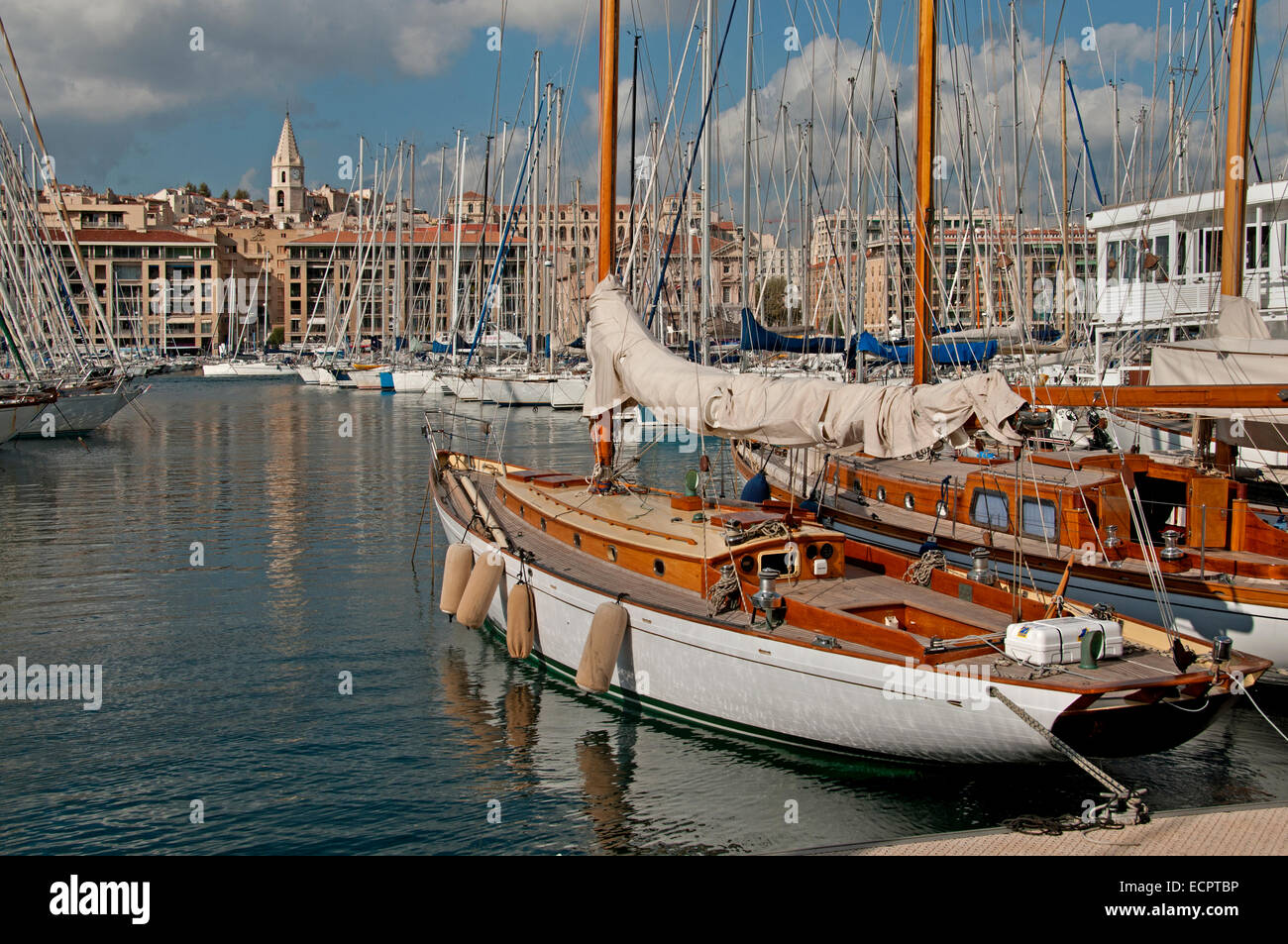 Marseilles boats hi-res stock photography and images - Alamy