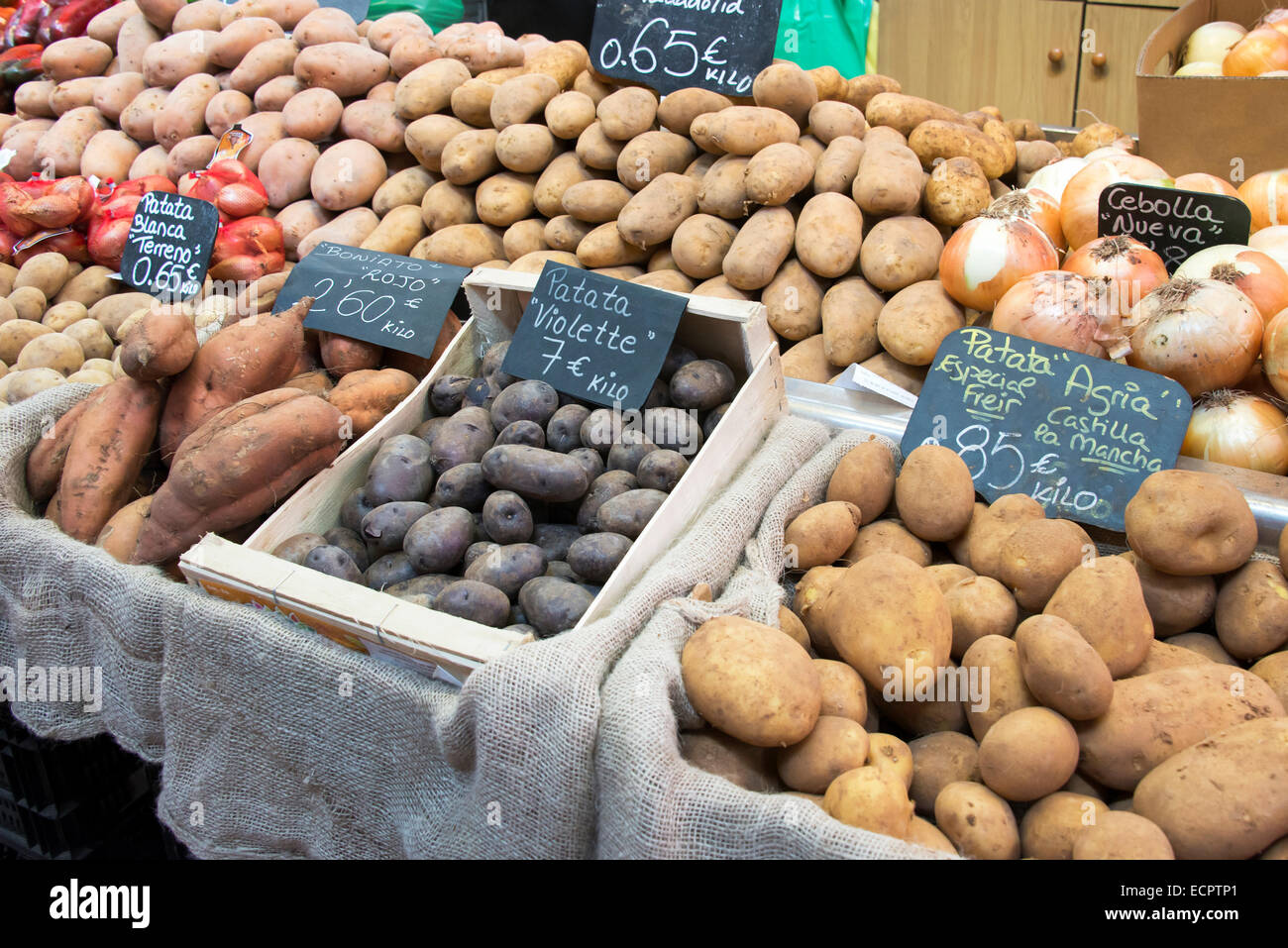 Market stall potatoes hi-res stock photography and images - Alamy