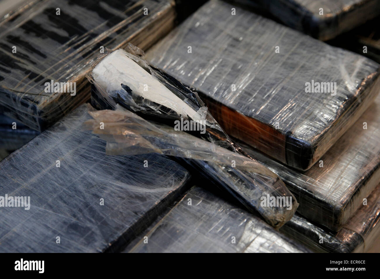 Hamburg, Germany. 18th Dec, 2014. Packs of cocaine at the Department of ...