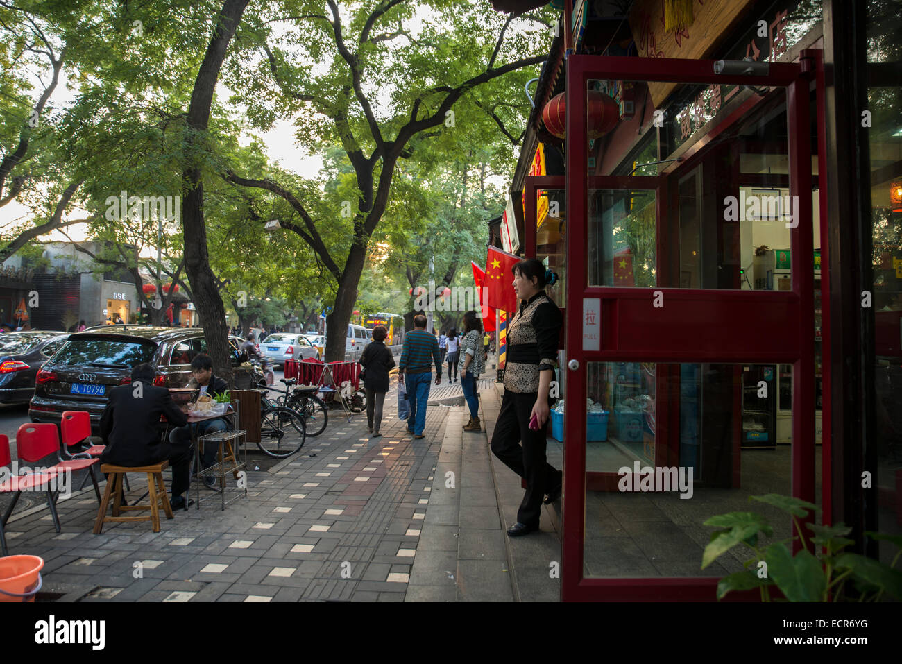 Chinese waitress hi-res stock photography and images - Alamy