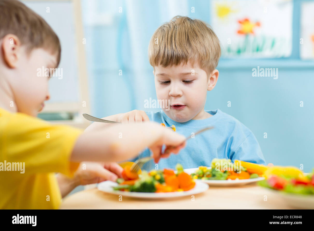 kids eating in kindergarten Stock Photo - Alamy