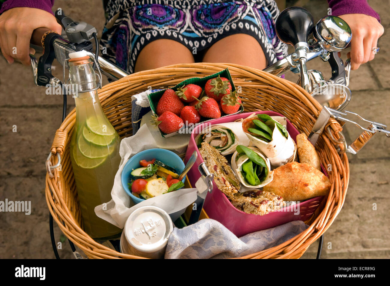 Picnic on a bicycle basket hi-res stock photography and images - Alamy