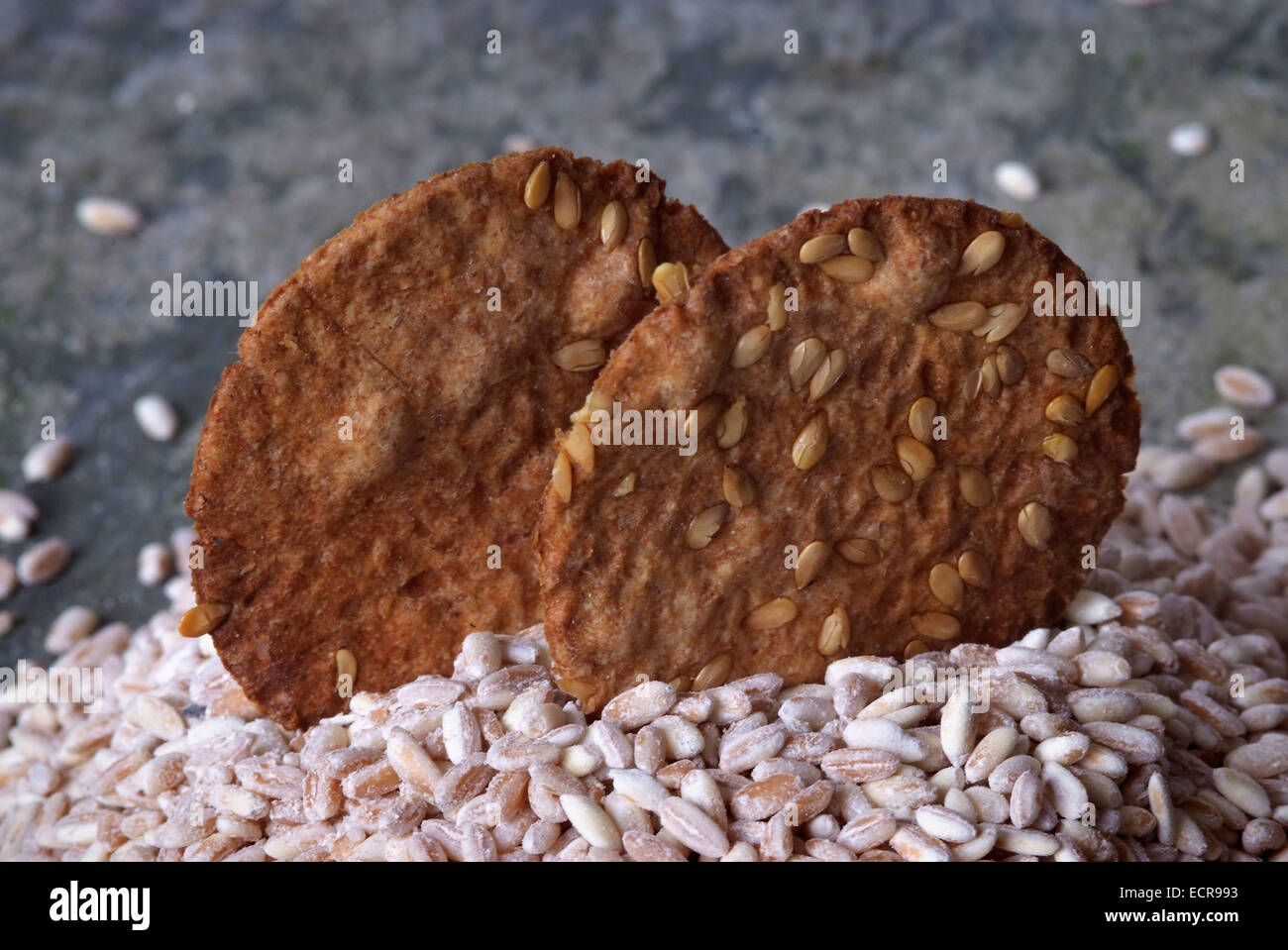 Spelt (raw) spelt crackers, breads and products Stock Photo - Alamy