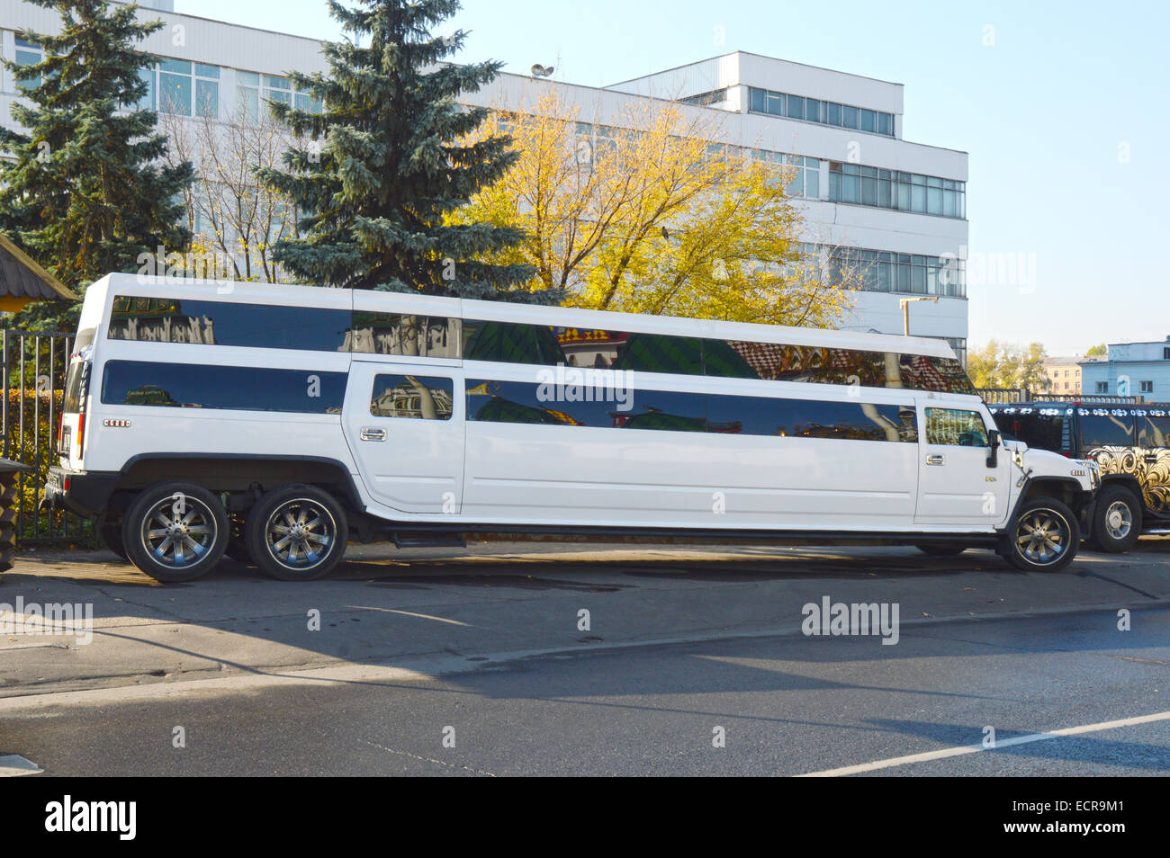 White limousine hi-res stock photography and images - Alamy