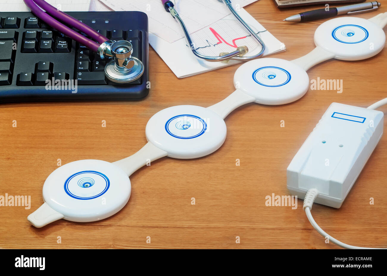 Portable and easy to use physiotherapy device for the magnetic therapy ...