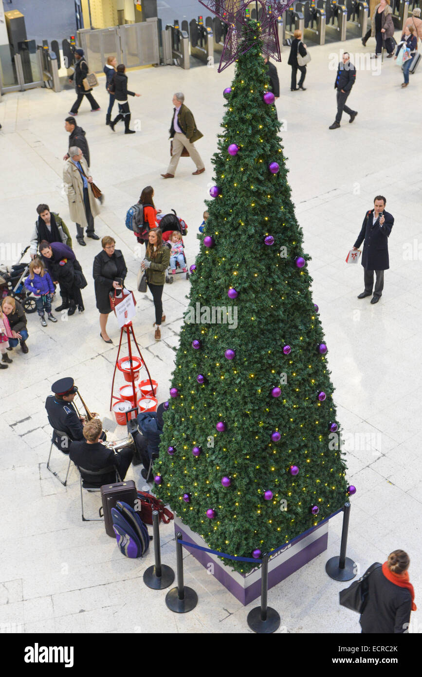 Waterloo Station, London, UK. 18th December 2014. The Salvation Army ...