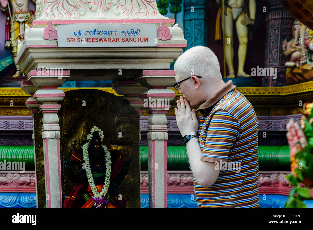 Praying at the Hindu temple Stock Photo - Alamy