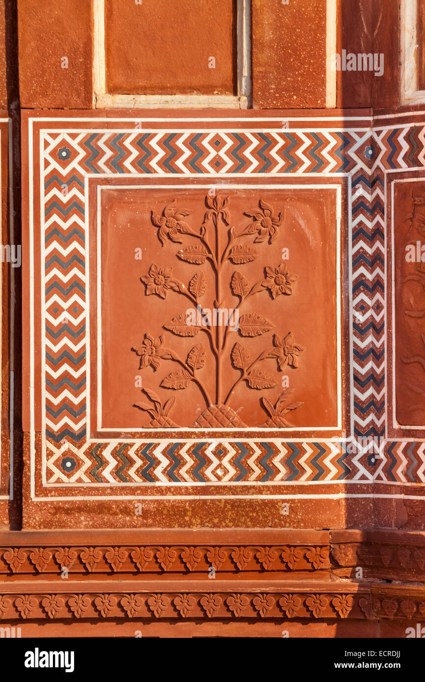 Calligraphy on large pishtaq at Taj Mahal, Utter Pradesh India Stock ...
