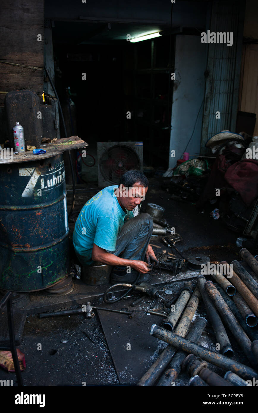 Junkyard worker hi-res stock photography and images - Alamy