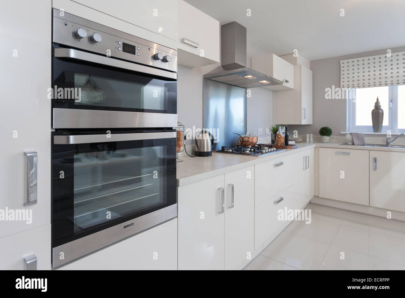Bright modern kitchen Stock Photo - Alamy