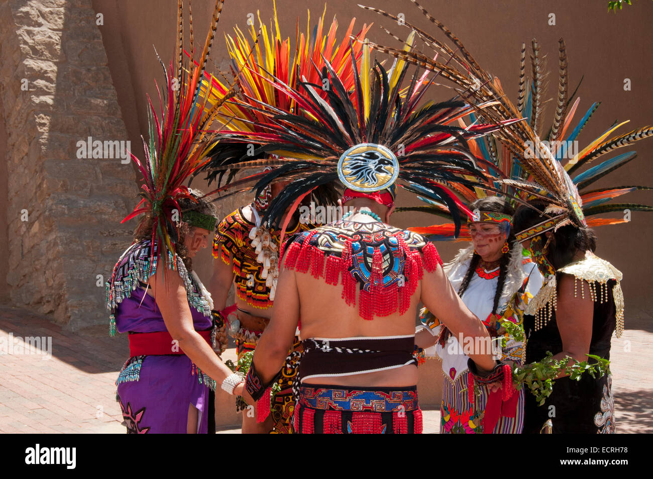 Native American Indian dress costume feathers Stock Photo - Alamy