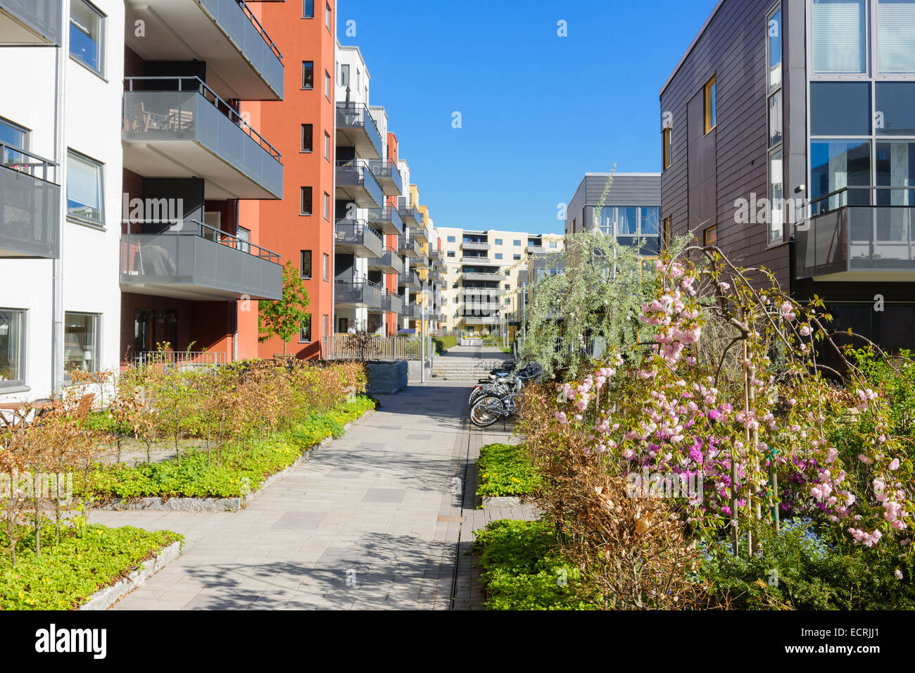 Courtyard apartment complex hi-res stock photography and images - Alamy
