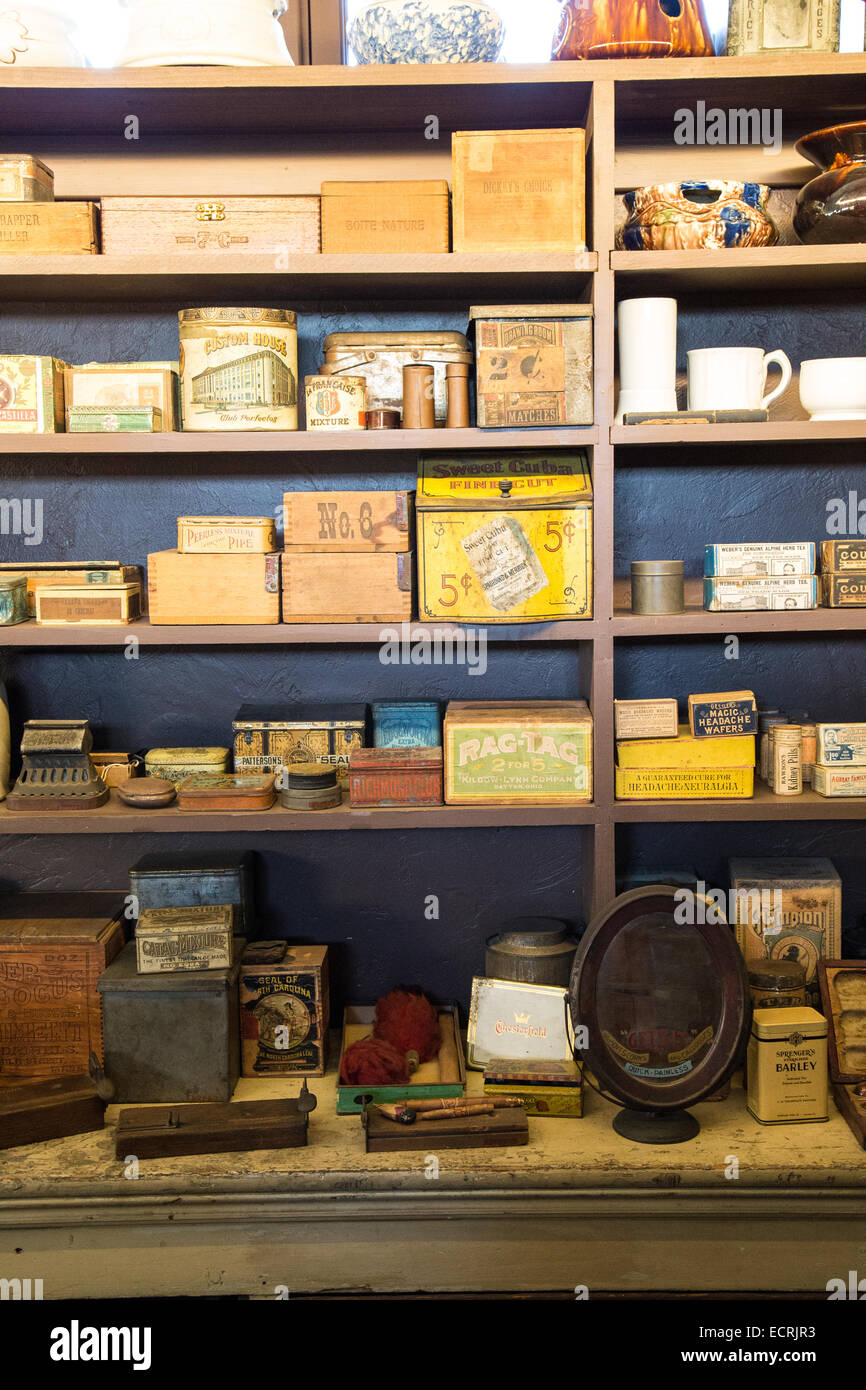 Products store shelf hi-res stock photography and images - Alamy