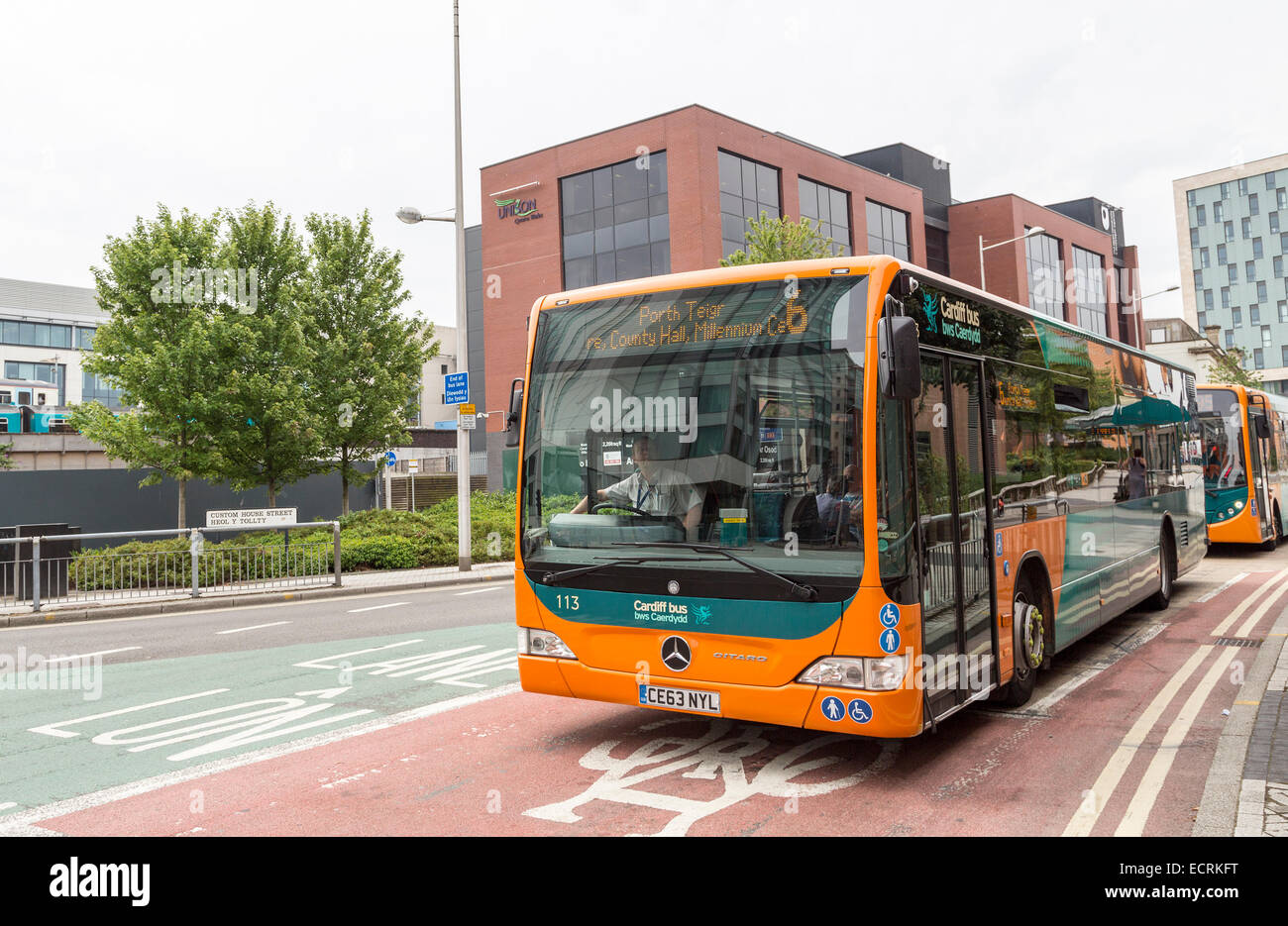 Cardiff bus hi-res stock photography and images - Alamy