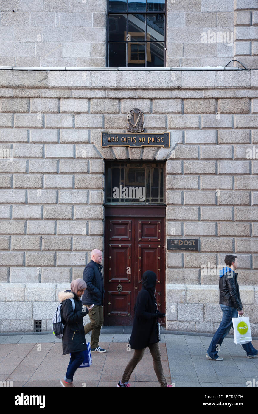 Ireland, Dublin, Side entrance to the GPO in Henry street with shoppers ...