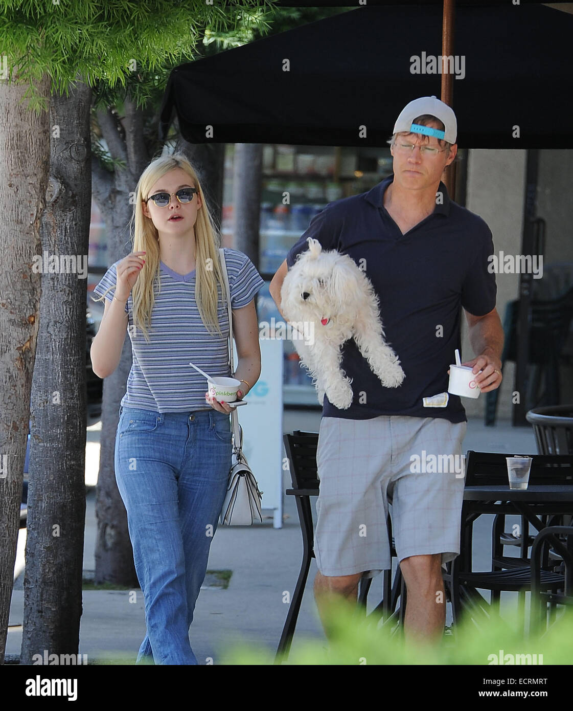 Elle Fanning treats her father Steven Fanning to a Pinkberry yoghurt on ...