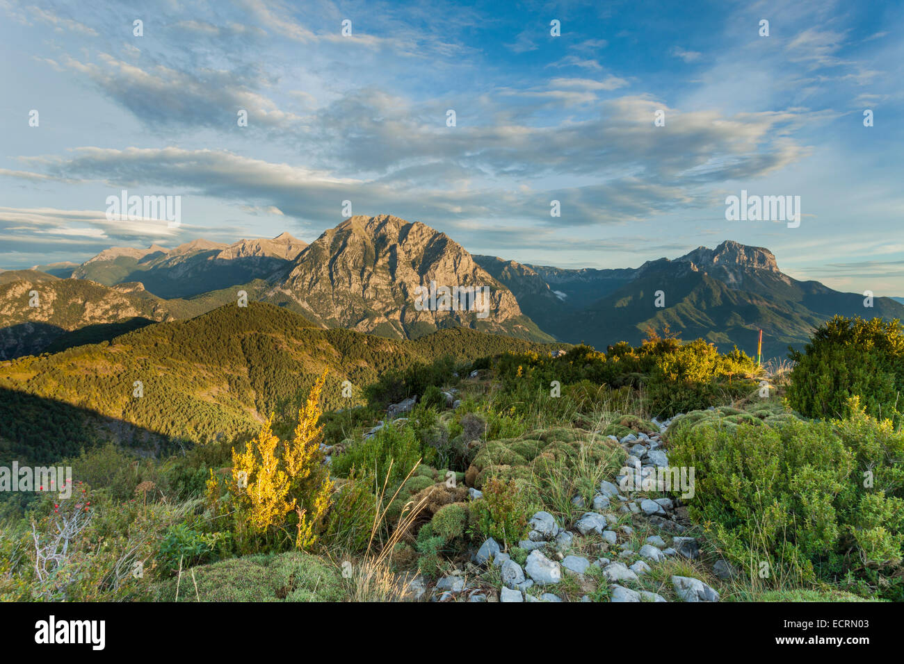 Spanish pyrenees mountains tella hi-res stock photography and images ...